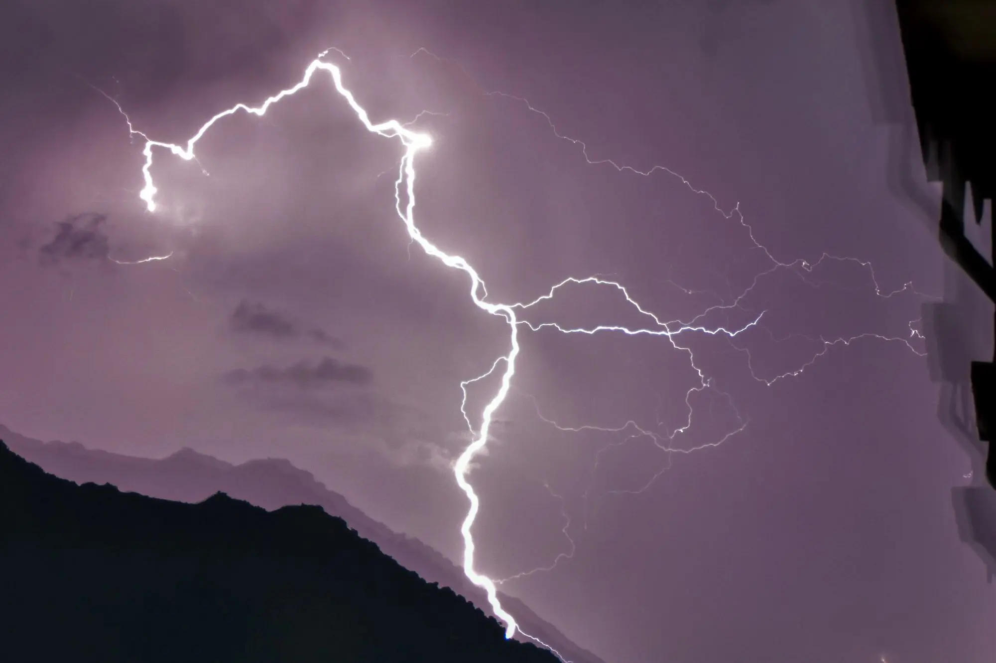 Архангайн Хашаатад аянга бууж нэг айлын 87 хонь хорогджээ