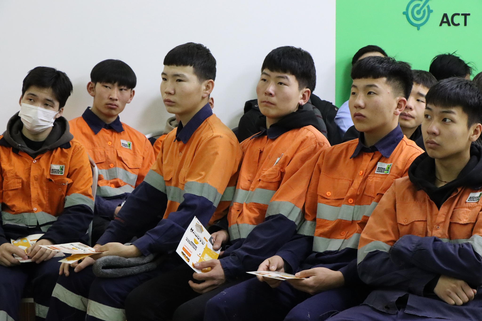 Дорнод политехник коллежийн төгсөх ангийн оюутнуудад "МАК DAY ...